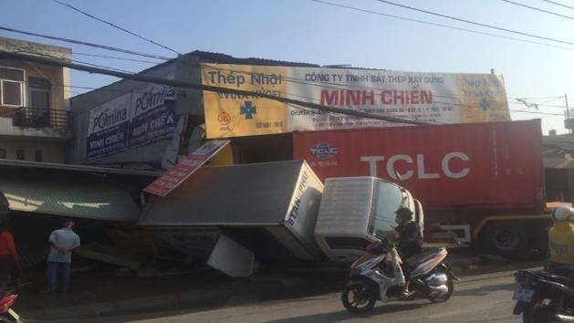 Xe container tông sập 2 nhà dân, tài xế ngủ luôn trong cabin