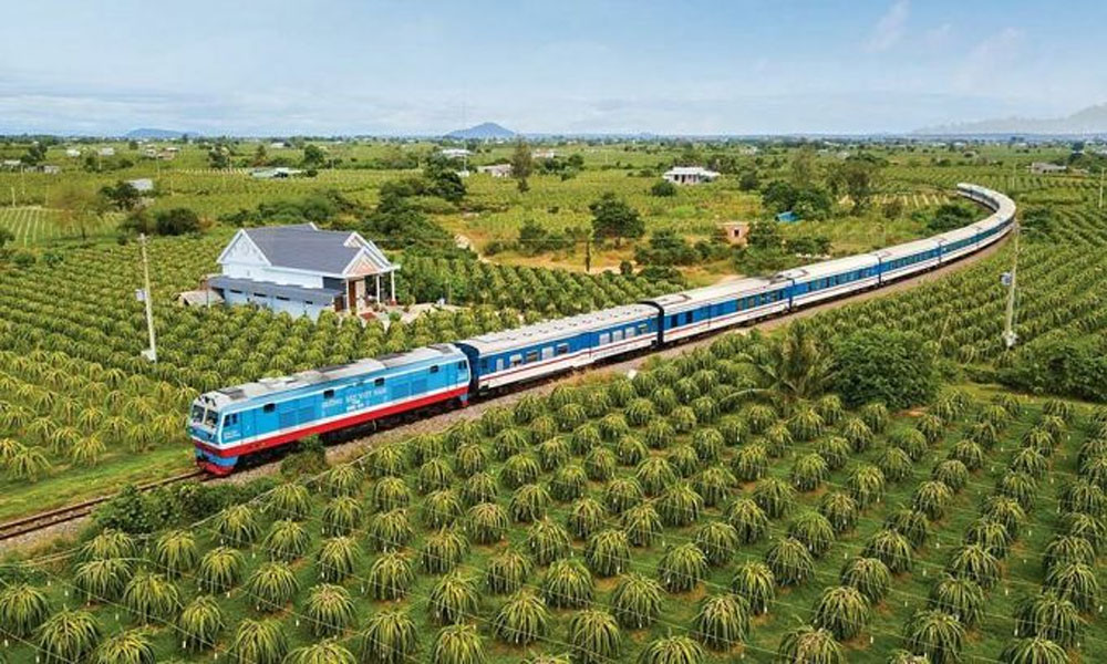 Vietnam's north-south railway named among world's most incredible train ...